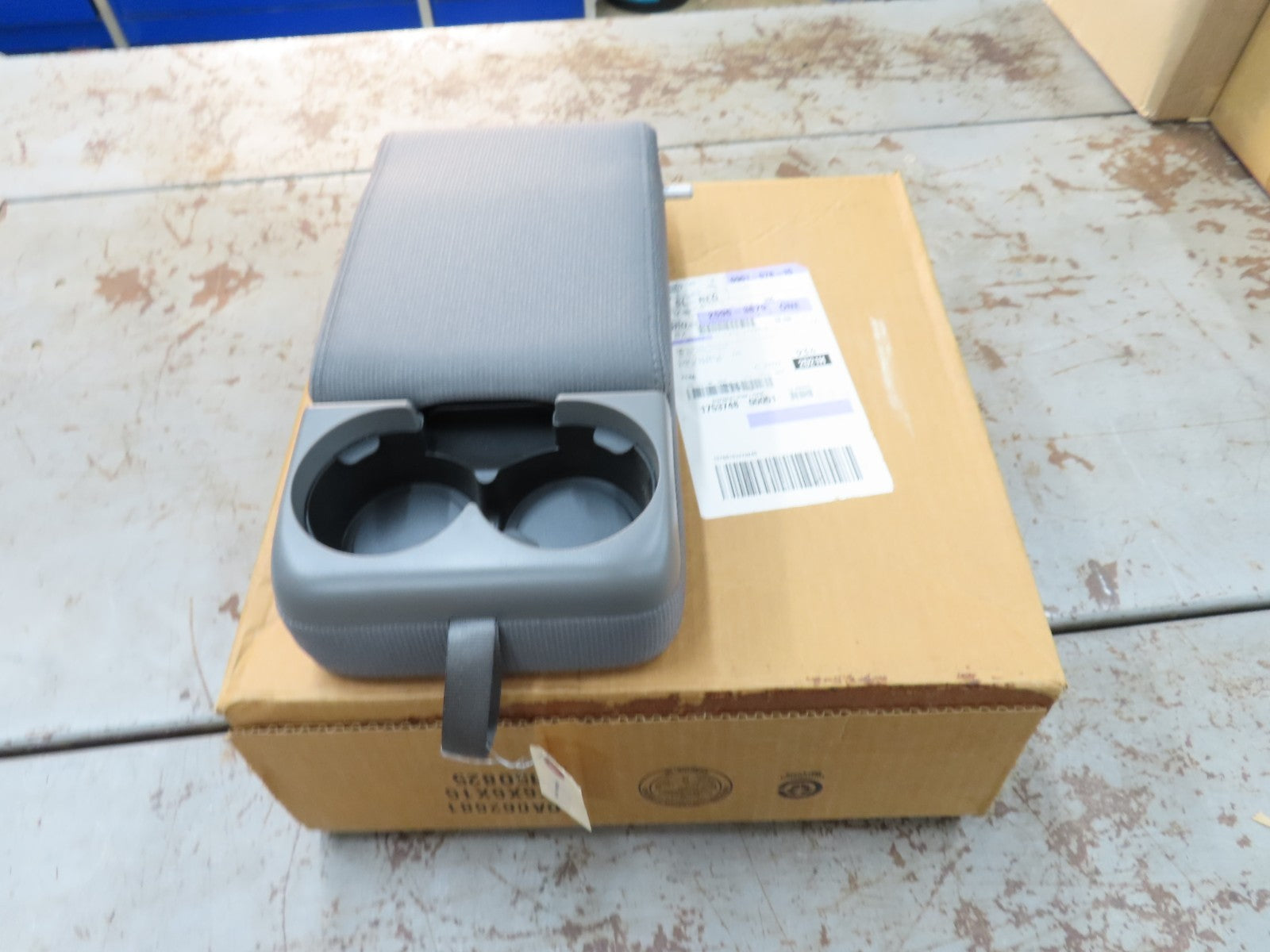 GM 25963879 Armrest Arm Rest REAR Second Row General Motors – Cottonwood Surplus Sales