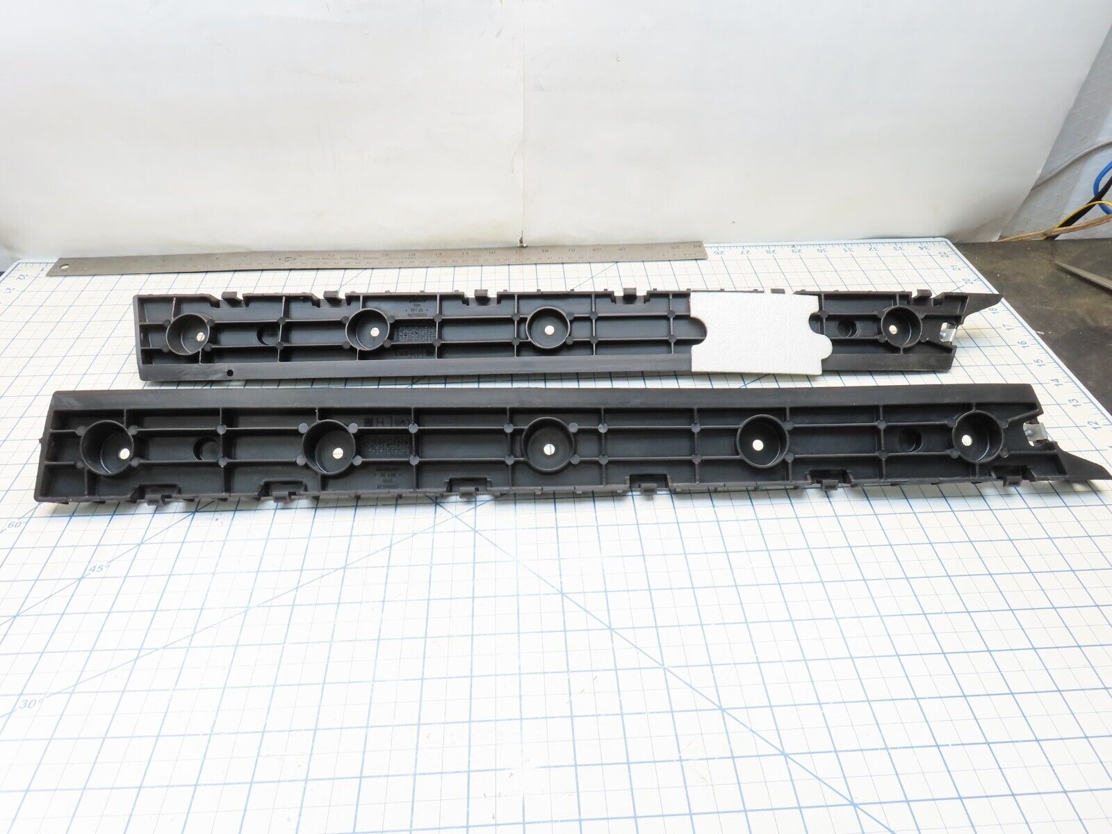 GM 22806431 Left and 22806432 Right Rear Bumper Bracket Guide No Facto ...