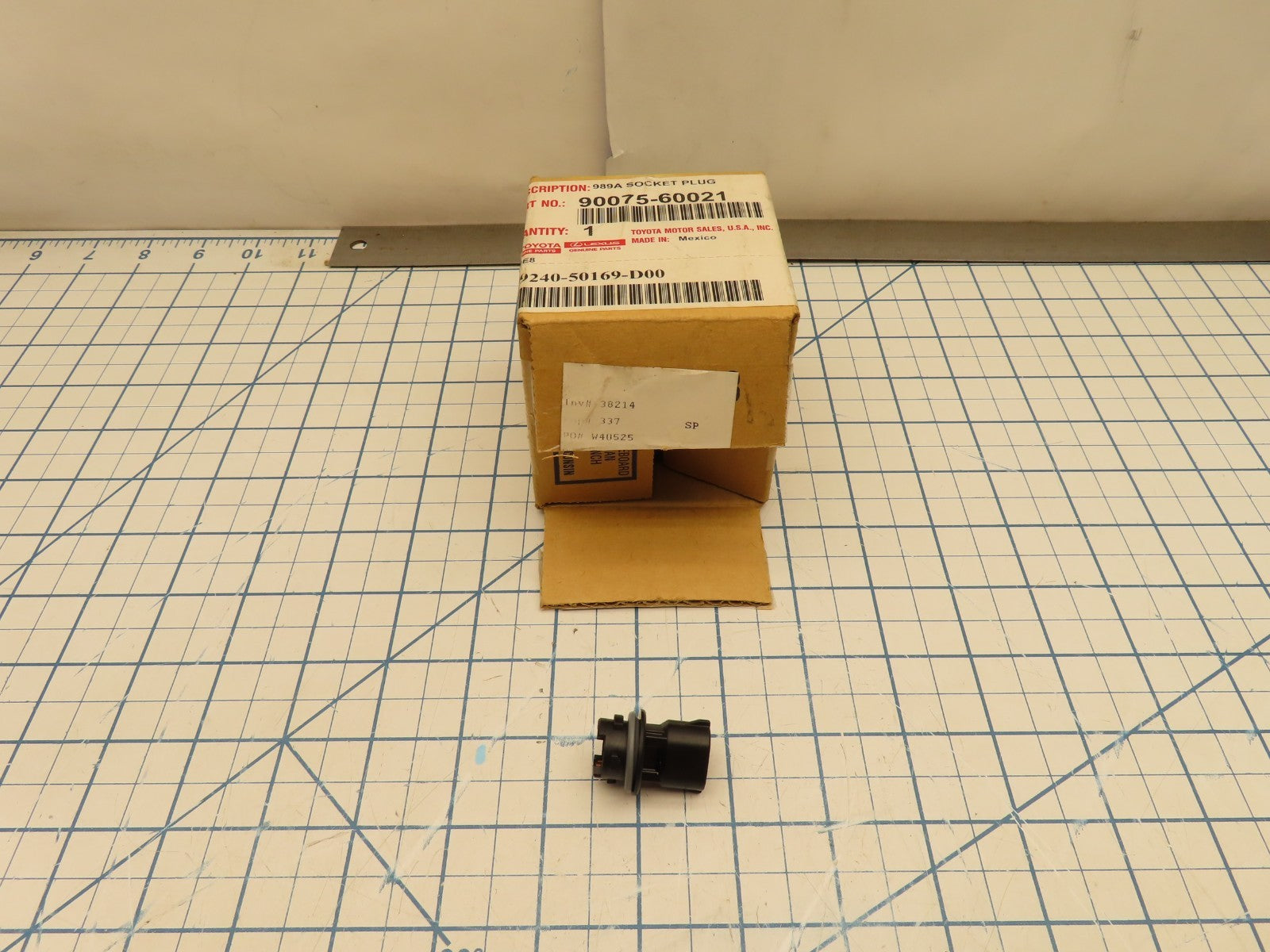 Toyota 90075-60021 Marker Lamp Bulb Socket Plug – Cottonwood Surplus Sales